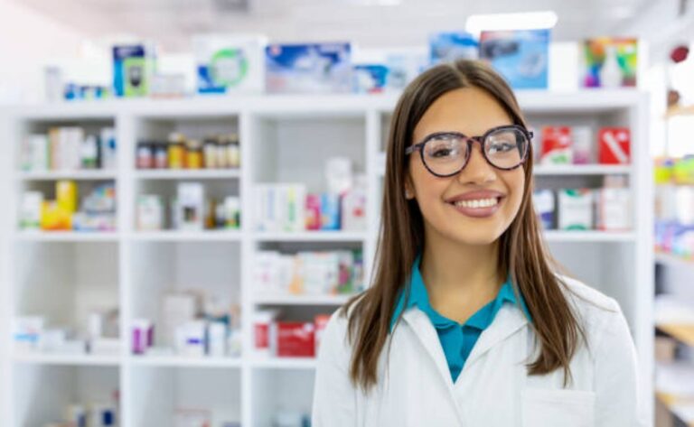 Cuánto gana un técnico en farmacia en Chile | Datos 2024 Cuánto gana un técnico en farmacia en Chile | Datos 2024